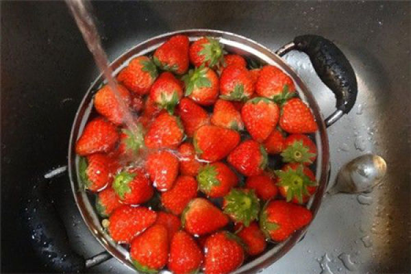 How to wash strawberries - The Plant Aide